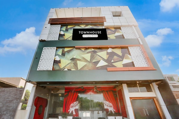 Townhouse Faridabad Railway Station Formerly Hotel Royals Paradaise - Faridabad