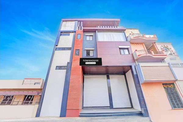 Super Townhouse Lig Main Road Indore - Indore