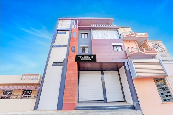 Super Townhouse Lig Main Road Indore - Indore