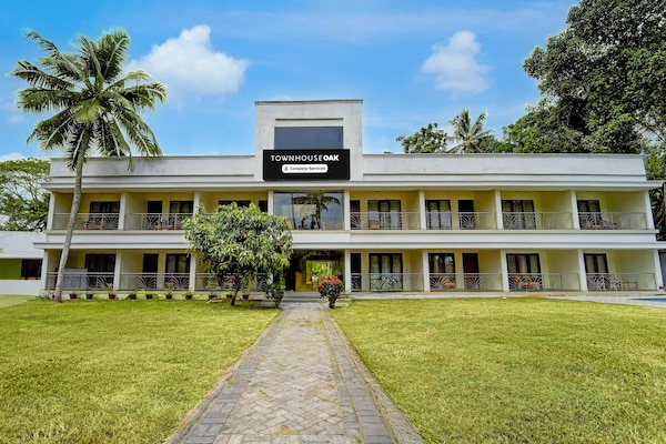 Super Townhouse Oak Thiruvallam Lakeview Formerly Travancore Island Resort - Thiruvananthapuram