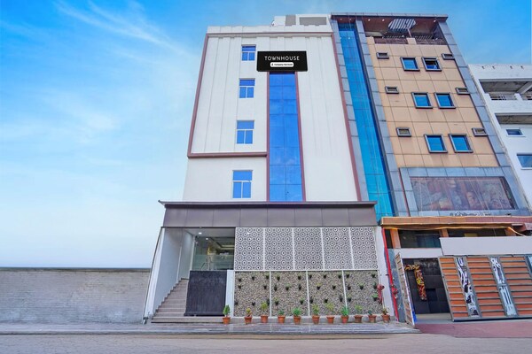 Townhouse Vikas Nagar Lucknow Formerly Hotel Star Radisson - Lucknow