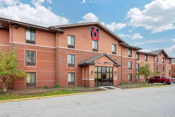 1 King Bed | Non-smoking, Kitchen, Shower - Mishawaka, IN