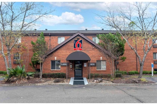 1 King Bed | Hearing Accessible, Kitchen - Jackson, MS