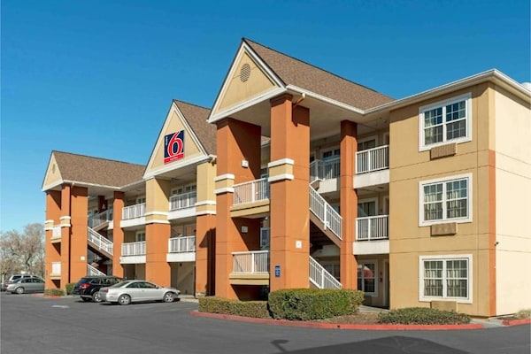 1 King Bed | Non-smoking, Kitchen, Shower - Sacramento, CA