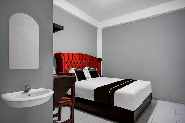 Spacious Deluxe Double Near Ring Road City Walks - Medan