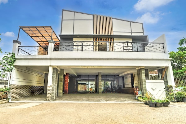 Luxury Deluxe Dbl Retreat W/ Free Wifi And Parking - Surabaya