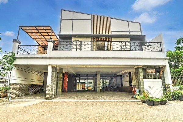 Stylish Budget Stay In Indonesia With Free Wifi - Surabaya
