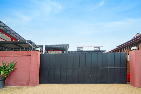 Sophisticated Deluxe Retreat Near Unisla W/ Wifi - Lamongan