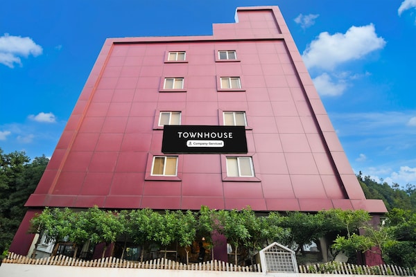 Super Townhouse Gachibowli Near Gopichand Academy - Hyderabad