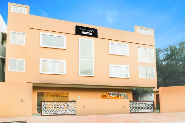Super Townhouse Viraj Khand Formerly Veridian Inn - Lucknow