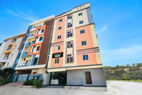 Super Townhouse Shamshabad Paradise Formerly Blue Petals Hotel - Hyderabad