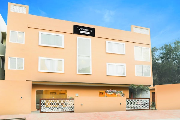 Super Townhouse Viraj Khand Formerly Veridian Inn - Lucknow