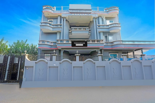 Super Townhouse Vijay Khand Gomti Nagar - Lucknow