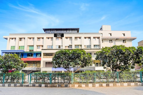 Collection O Infocity Metro Station Gandhinagar Formerly Hotel Grand Krishna - Gandhinagar