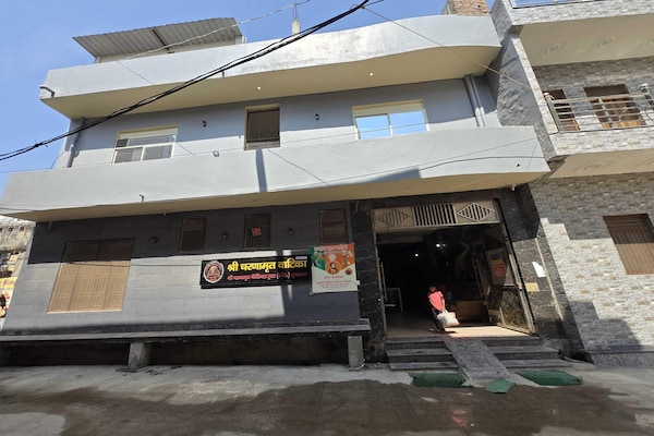 Hotel O Prem Mandir Formerly Charnamrit Vatika - Vrindavan