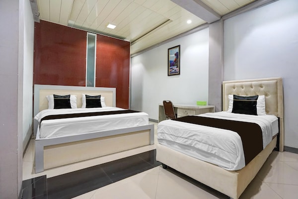Family Friendly Suite W/free Wifi Parking And Pool - Banda Aceh