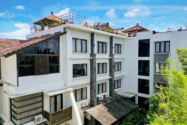 Spacious 3br Villa Near Legian Beach - Denpasar