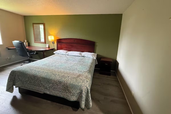 King Bed Non-smoking - Coldwater, MI