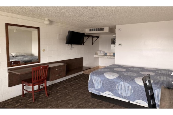 Queen Bed Non-smoking - Wyoming