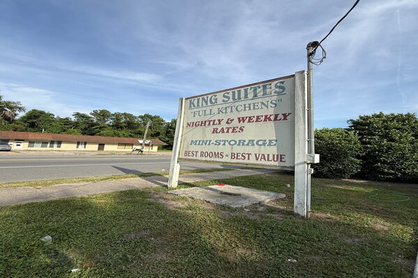 King Bed Non-smoking - Kingsland, GA
