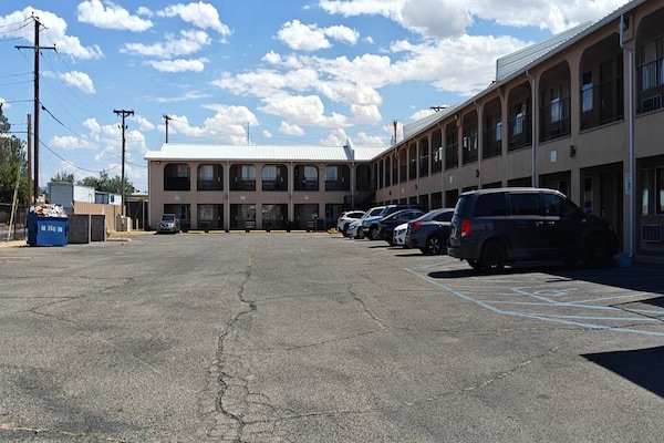 King Bed Accessible Non-smoking - Albuquerque, NM